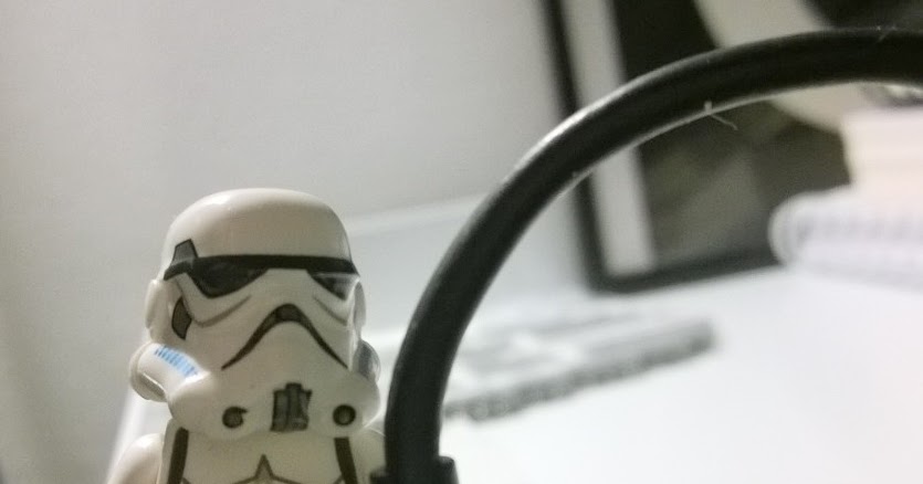 Legon Stormtrooper-ukkeli johtoa pitelemässä | Valkoisen vuoren rinteillä