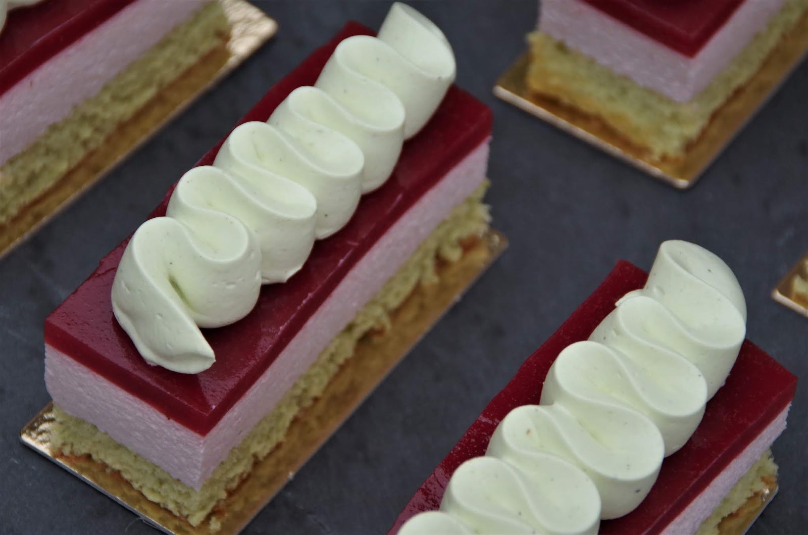 Entremets fraise & pistache