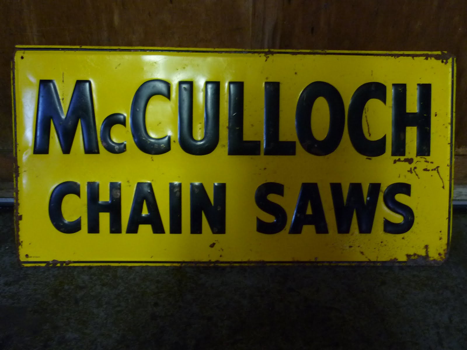 VINTAGE CHAINSAW COLLECTION: CHAINSAW SIGNS COLLECTION. (PICTURES).
