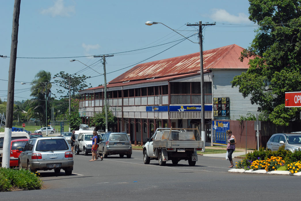 A Snail's Eye View: Tablelands on Friday: Eacham Park, Malanda