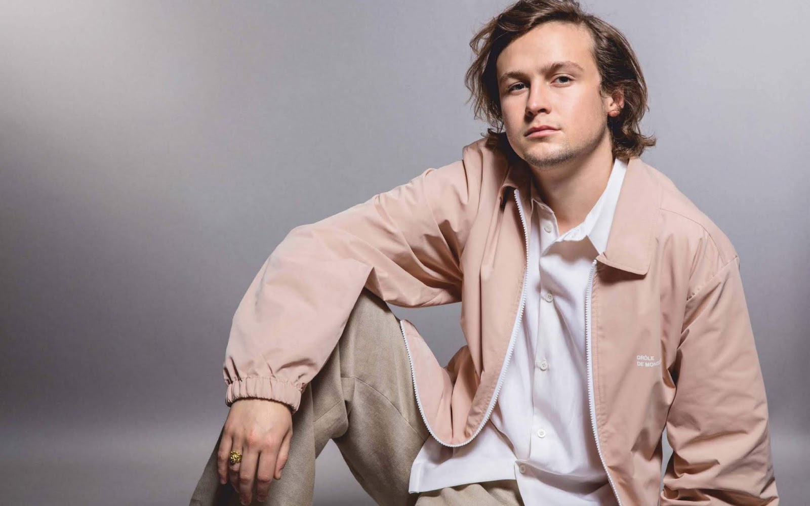 Logan Miller luce piezas en denim para DAMAN Magazine