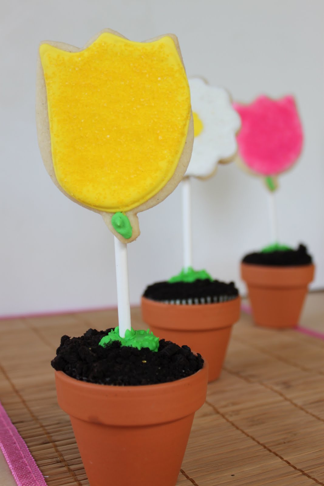 Crave. Indulge. Satisfy.: Cupcakes + Cookies = Flower Pots