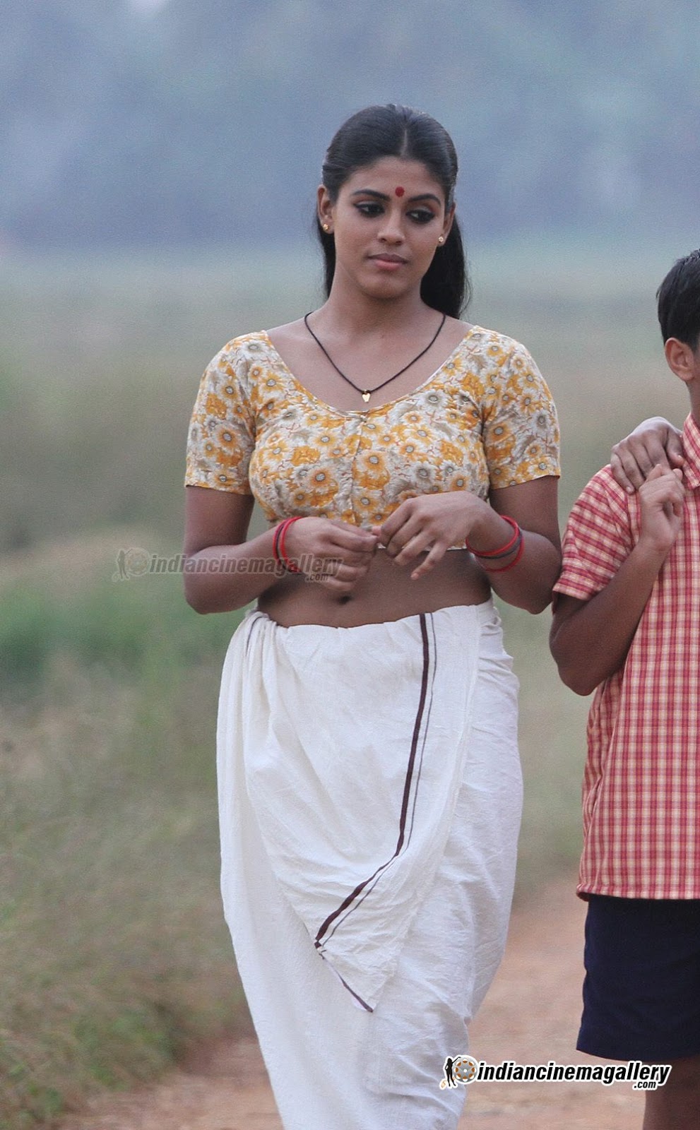 Actress Iniya Hot Navel Show Stills - Cine Actrez