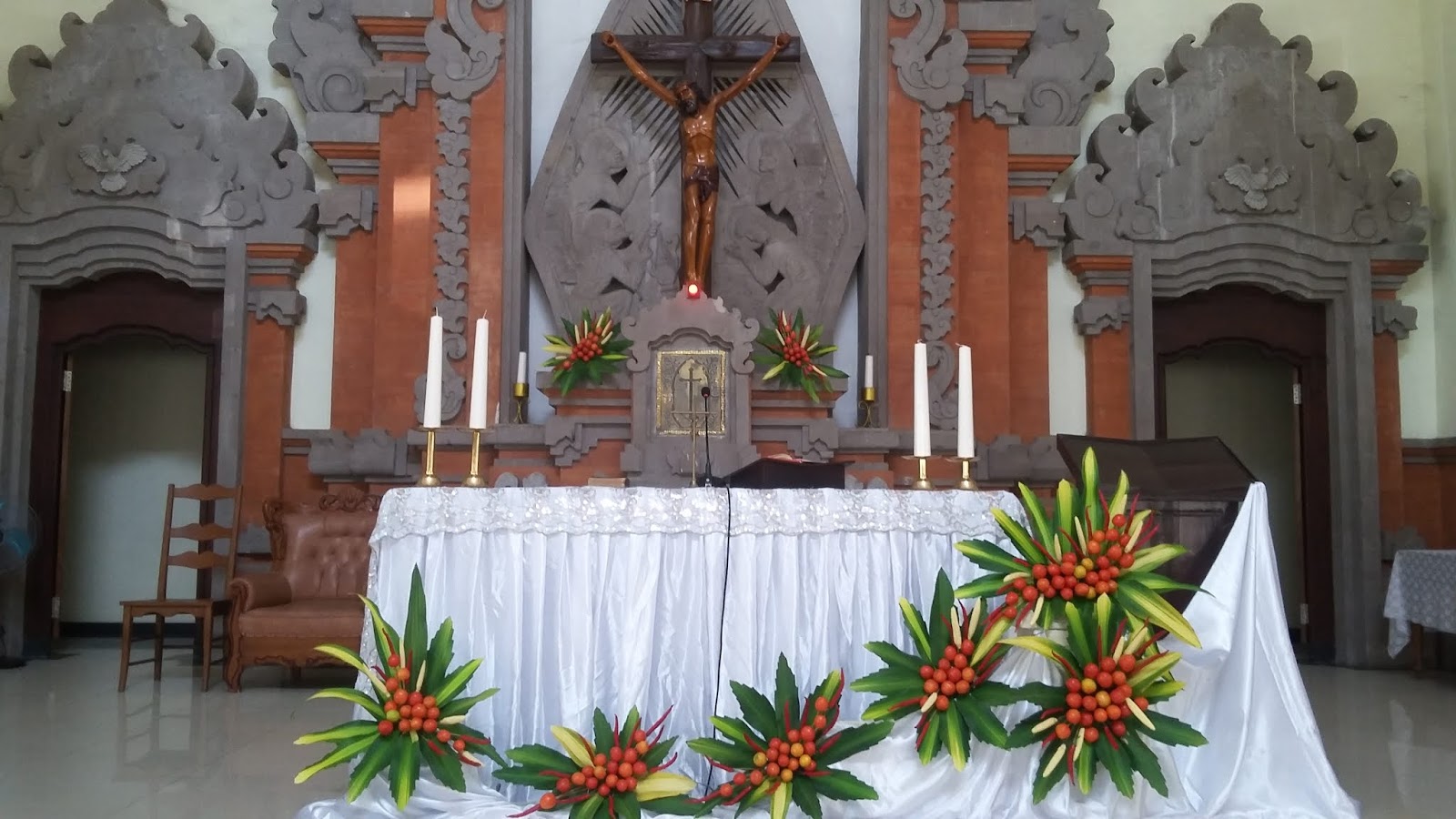 fredy: Rangkaian bunga altar Gereja Stasi Emmanuel Muncar