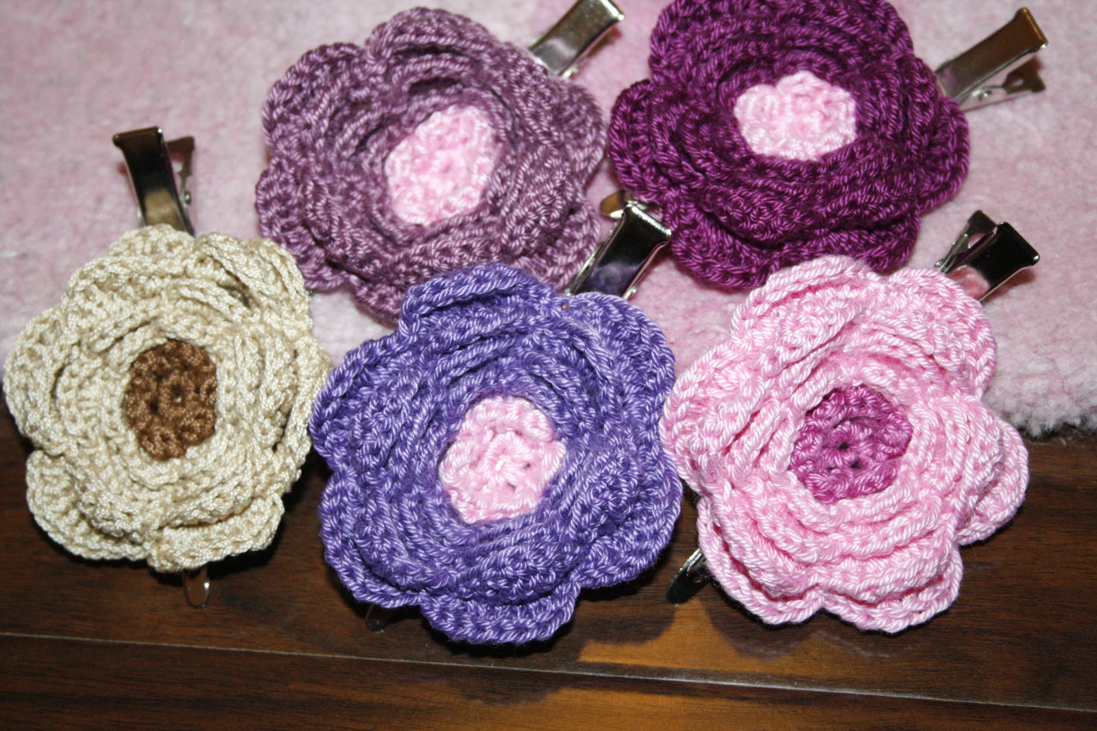 Happy Woman: More crocheted hair clips
