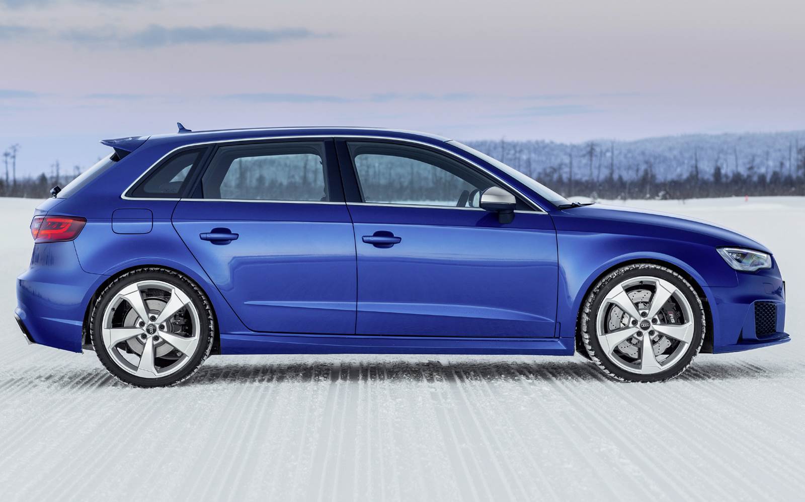 Audi RS3 Azul Sepang com interior em couro negro - fotos