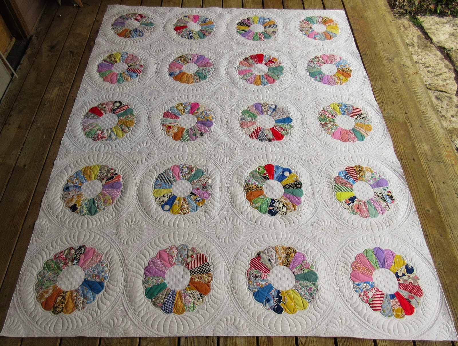 Sue Daurio's Quilting : Dresden Plates on Mother's day