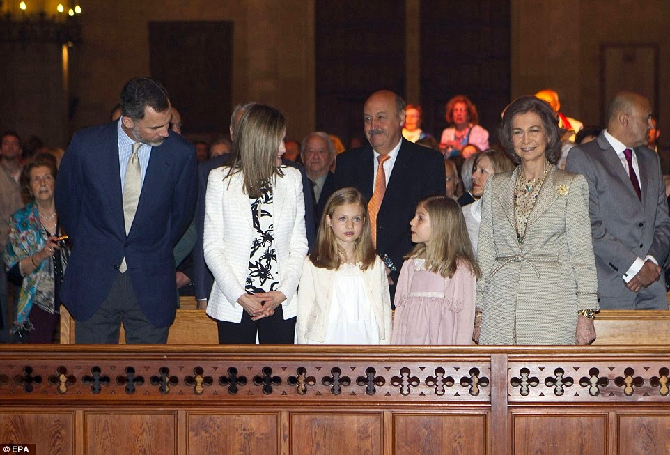 Inspired New Living: A Royal Easter: Her Majesty And Family