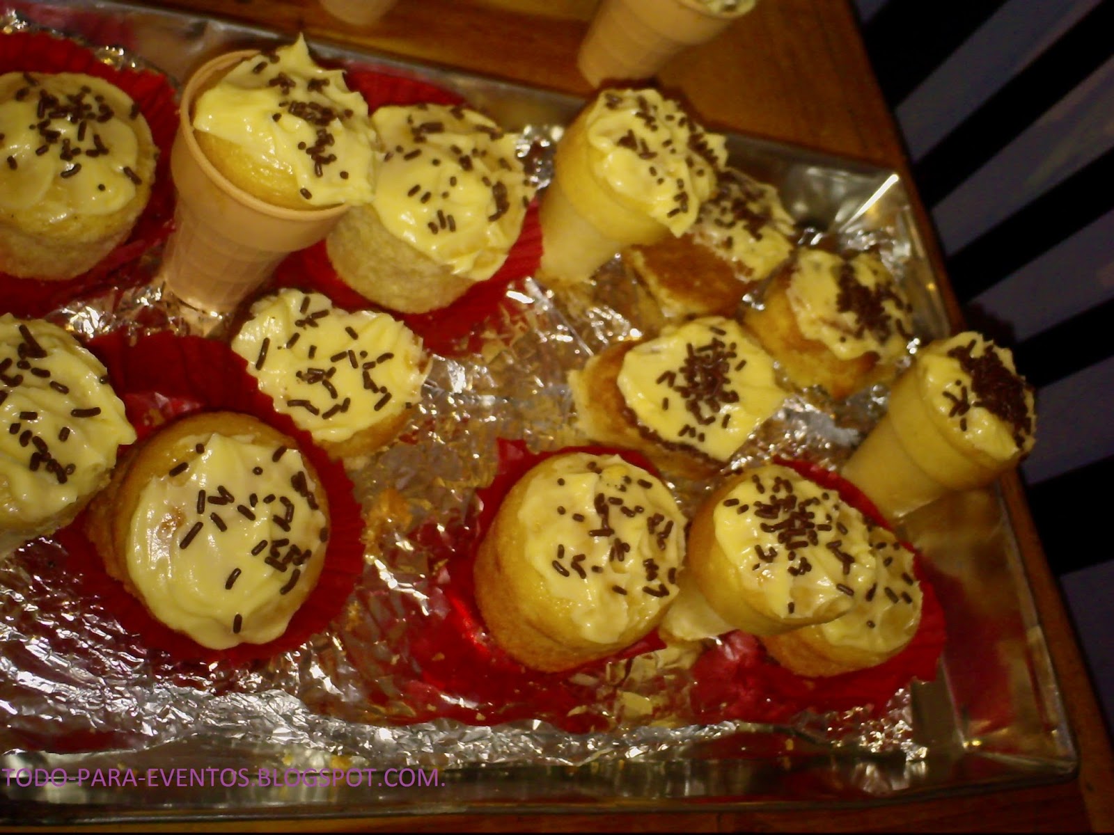 Todo Para Eventos: PASTELITOS EN FORMA DE BARQUILLOS.
