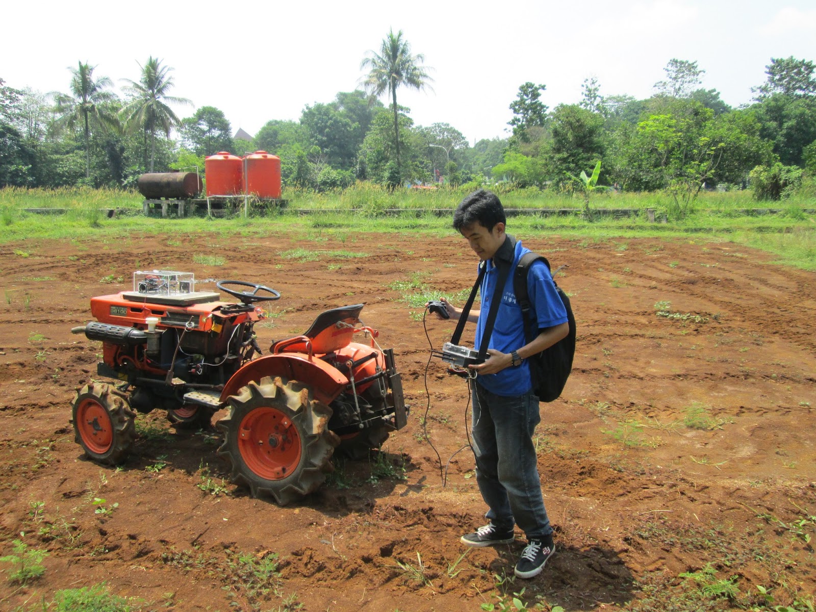 Traktor Siluman (Wireless Remote Controlled Tractor)