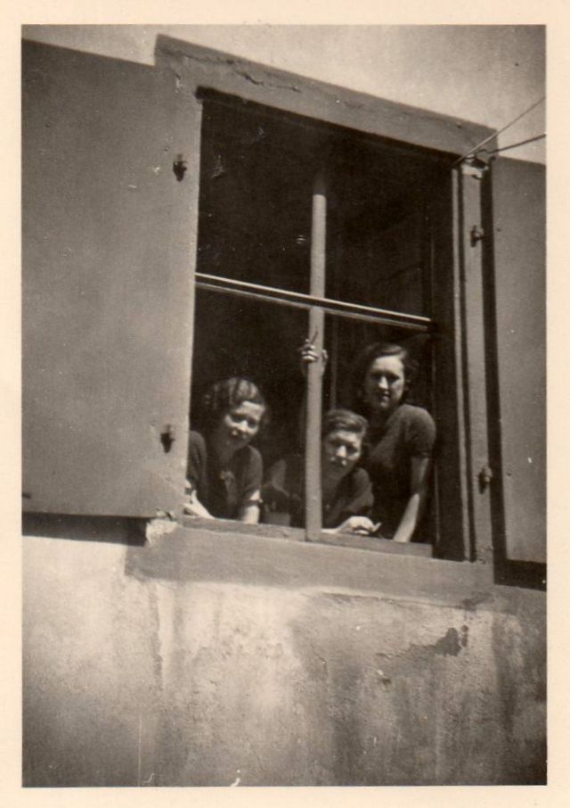 35 Interesting Vintage Snapshots That Capture People at the Windows ...