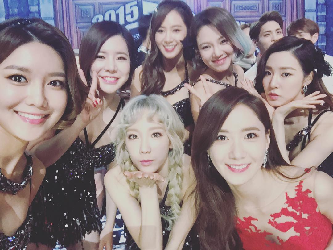 SNSD posed for a lovely group picture at MBC's Gayo Daejejeon ...