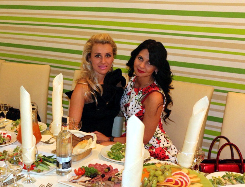 Vkdamochki Blonde Vs Brunette At Corporate Dinner