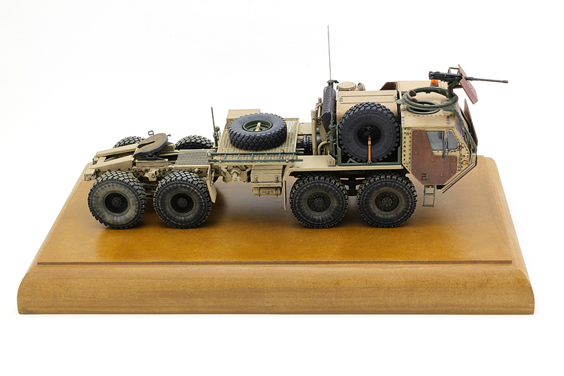 ARMOURED FIGHTING VEHICLE: ....... HEMTT M983 TRACTOR .......