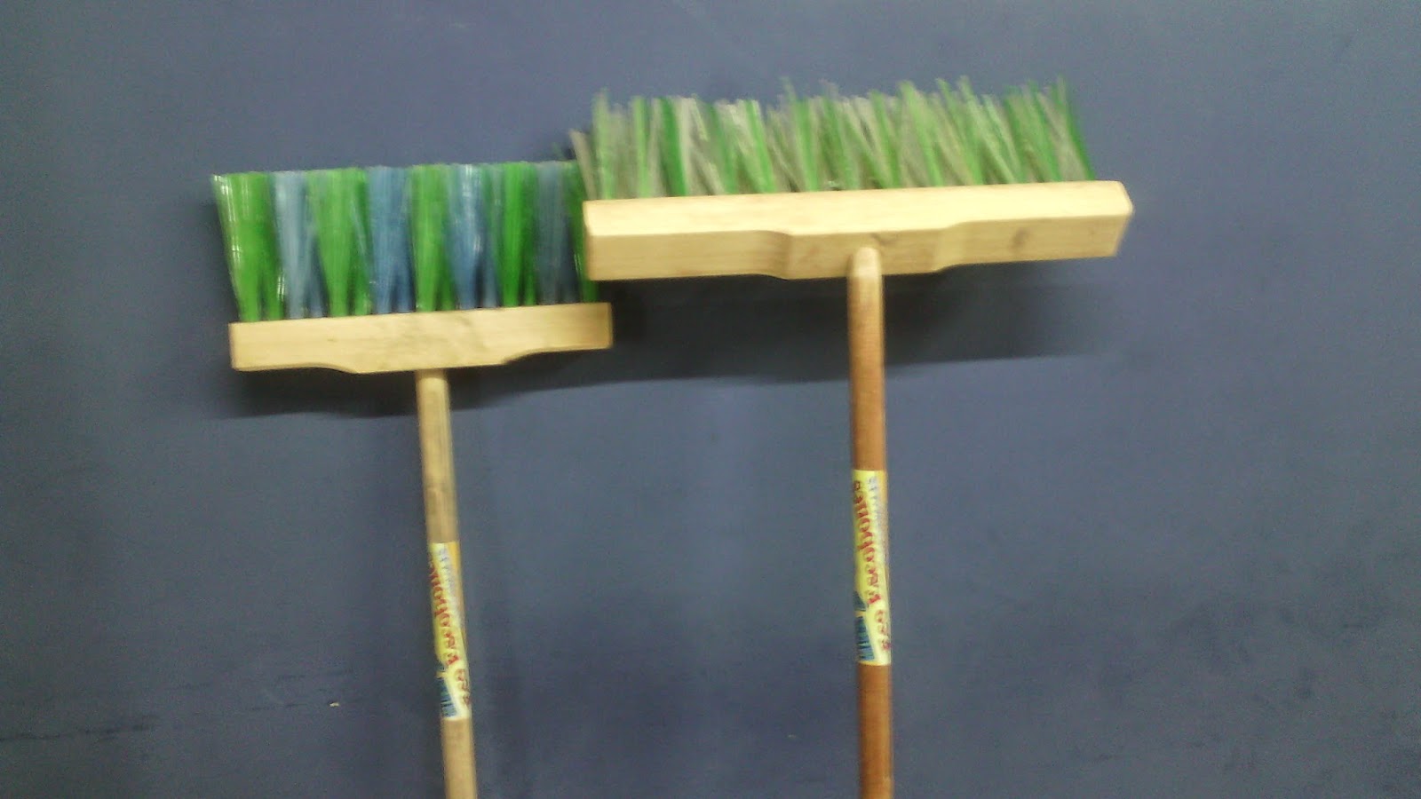 Eco Escobones industriales con fibra rigida fabricada a partir de ...