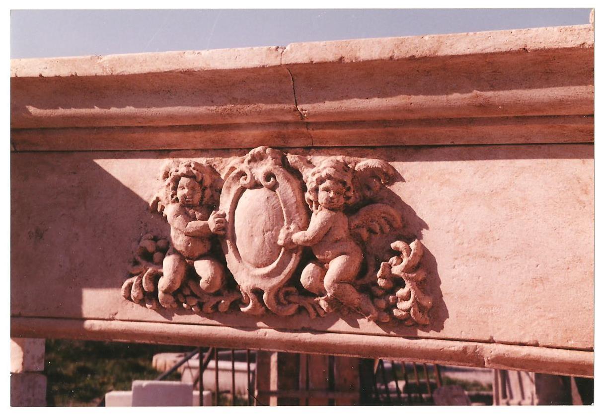 MAEGERLIN SCULPTURE 84: Linteau de cheminée sculpté: les deux angelots