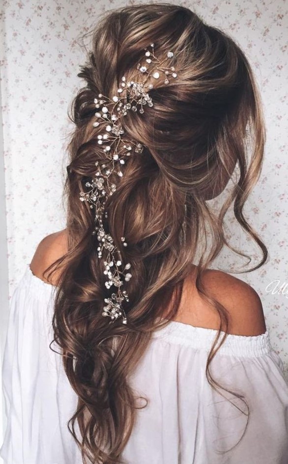 √ 25 Model Rambut Wisuda Digerai Paling Cantik dan Elegan Terbaru ...