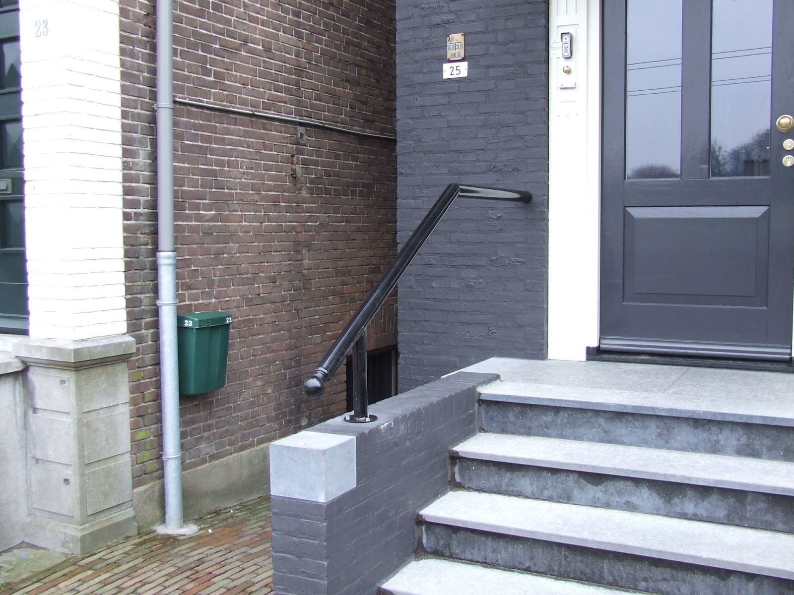 Zyp25: De leuning voor de trap bij de voordeur