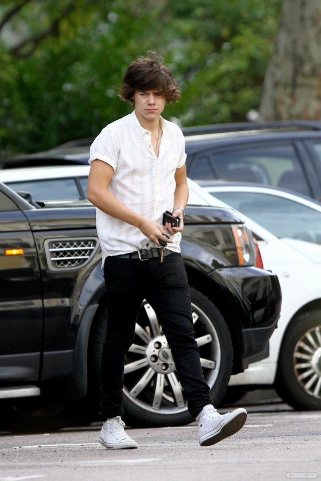 One Direction Pictures: Harry Styles in London (08/12/28) One Direction Pictures: Harry Styles in London (08/12/28)