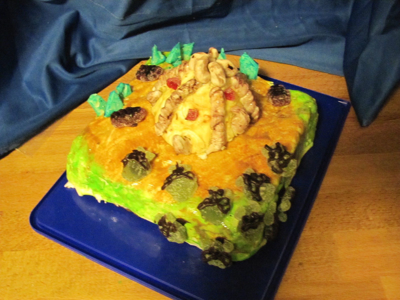 Cartoon Kirsty Cooks...: How to Make a Zerg base Starcraft Cake