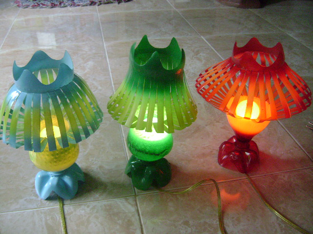 GRIYA DAMAI: Memanfaatkan botol bekas untuk tempat lampu