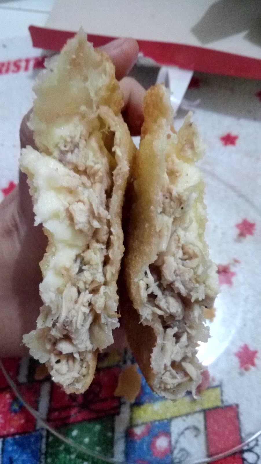 Pastéis generosos, bem recheados e saborosos, pena que o pastel doce e ...