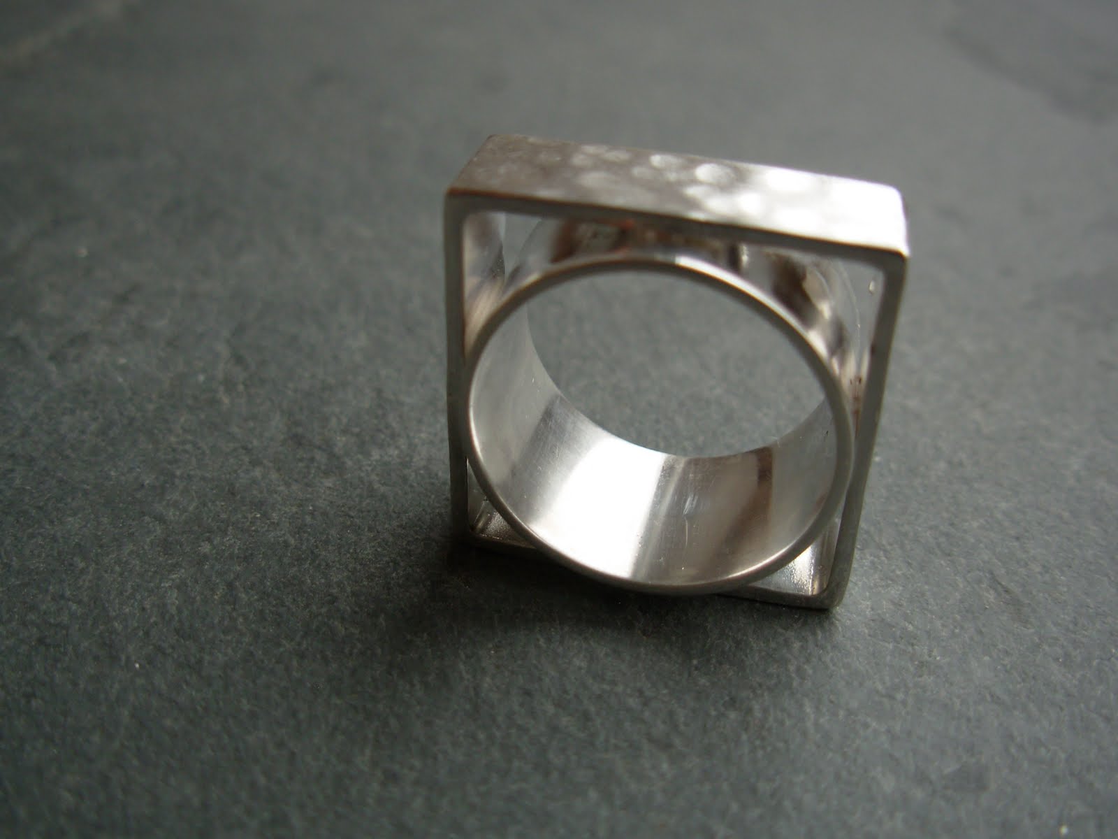 lila joyas contemporáneas: Anillo cuadrado texturizado 4