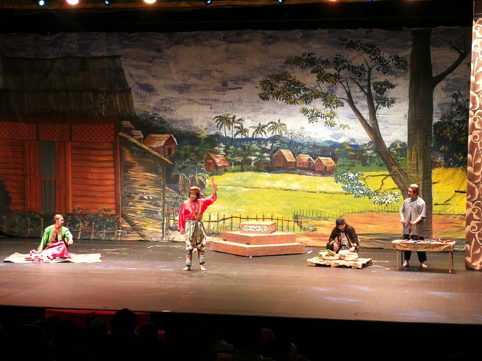 TEATER BANGSAWAN DEWA KENCANA MEMARTABATKAN SENI SILAT DAN WANITA