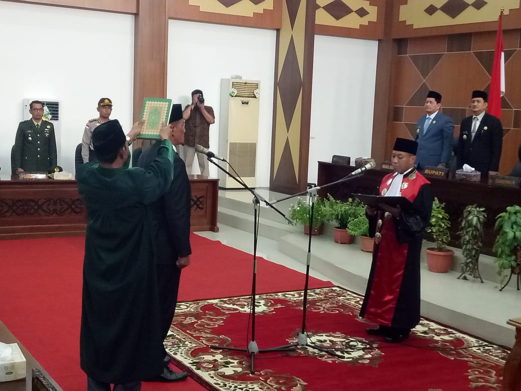Pelantikan Wakil Ketua DPRD Kapuas Hulu, Kuswandi Resmi Menjabat ... Pelantikan Wakil Ketua DPRD Kapuas Hulu, Kuswandi Resmi Menjabat ...