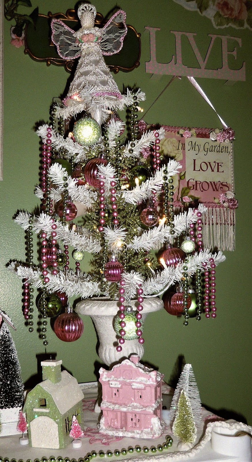 A DEBBIE-DABBLE CHRISTMAS: Christmas in the Craft Room, Christmas Home ...