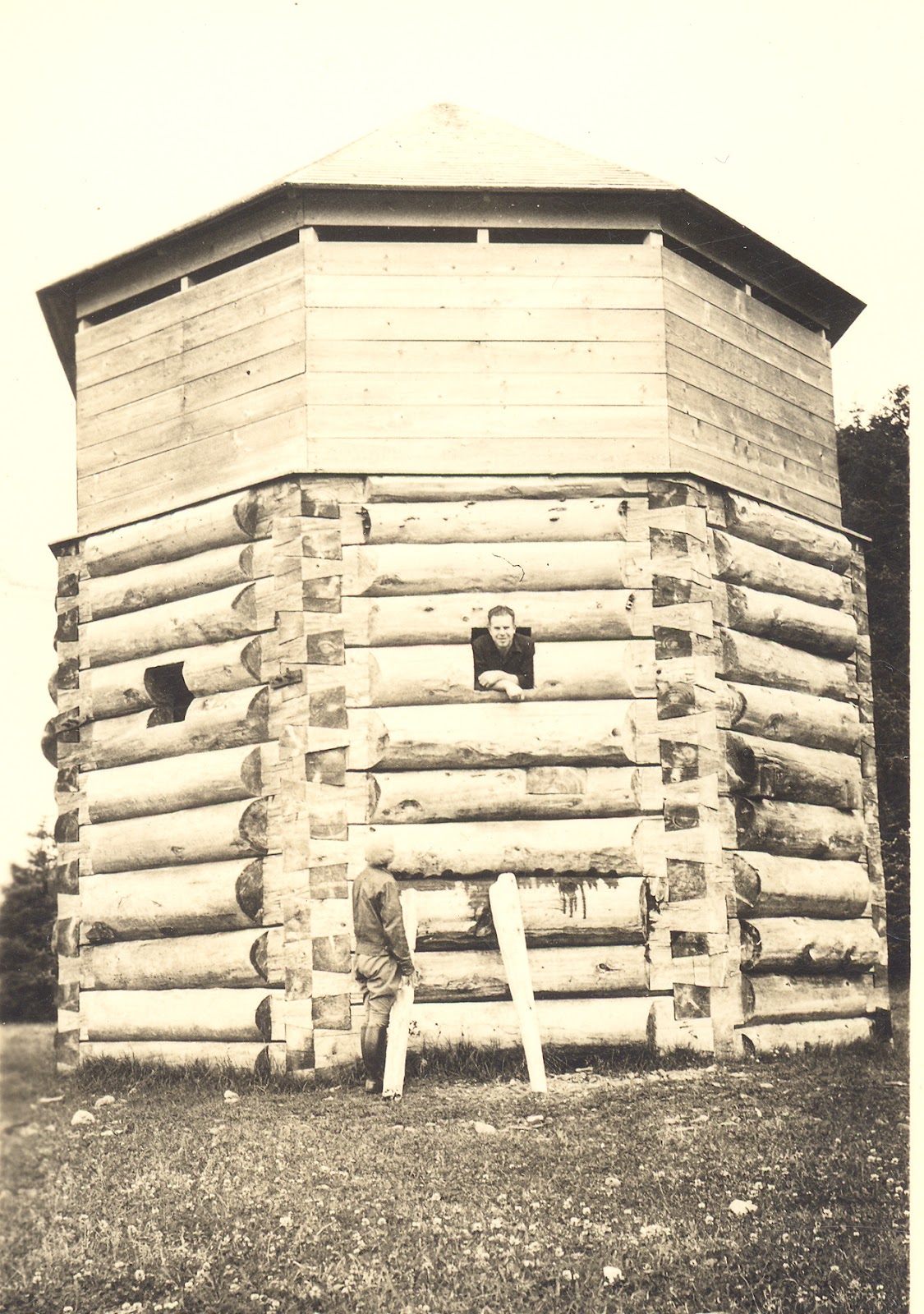 Old photos of architecture: Octagonal log tower