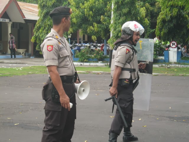 Latihan Pengendalian Massa (DALMAS) bersama Polsek Jajaran Polres Sikka ...