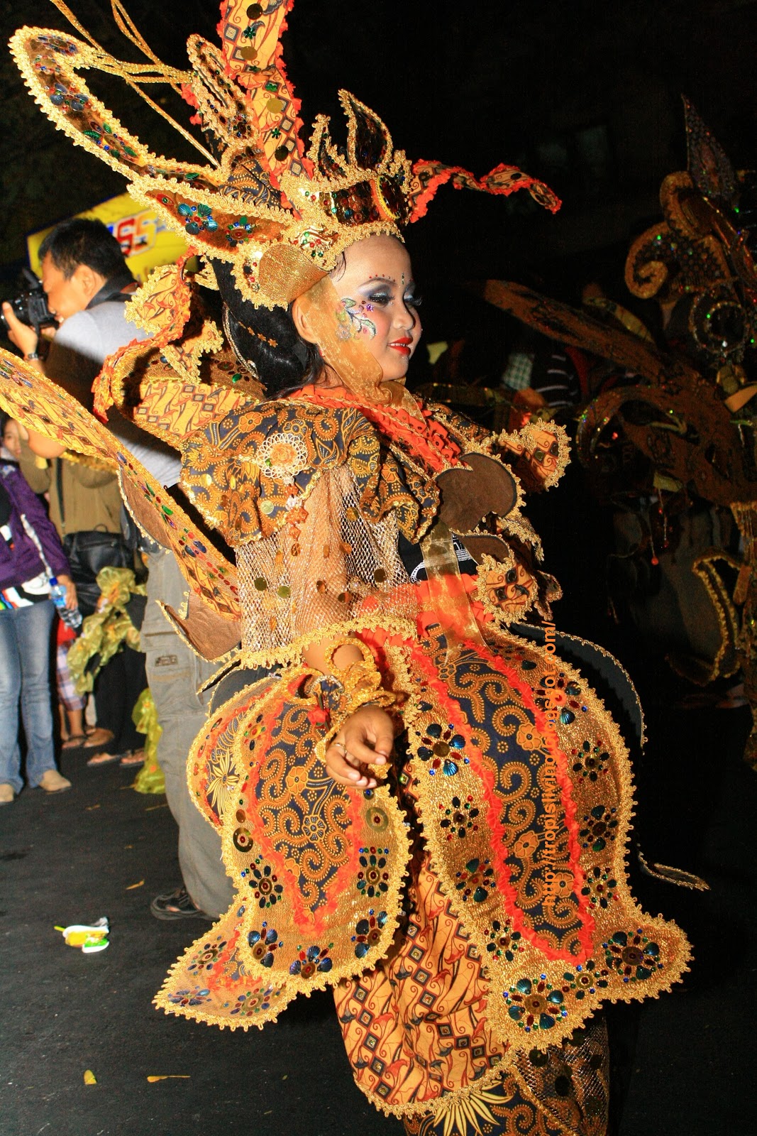 solo batik carnival 2011 'Miracle legend' ~ Uniquely Indonesia