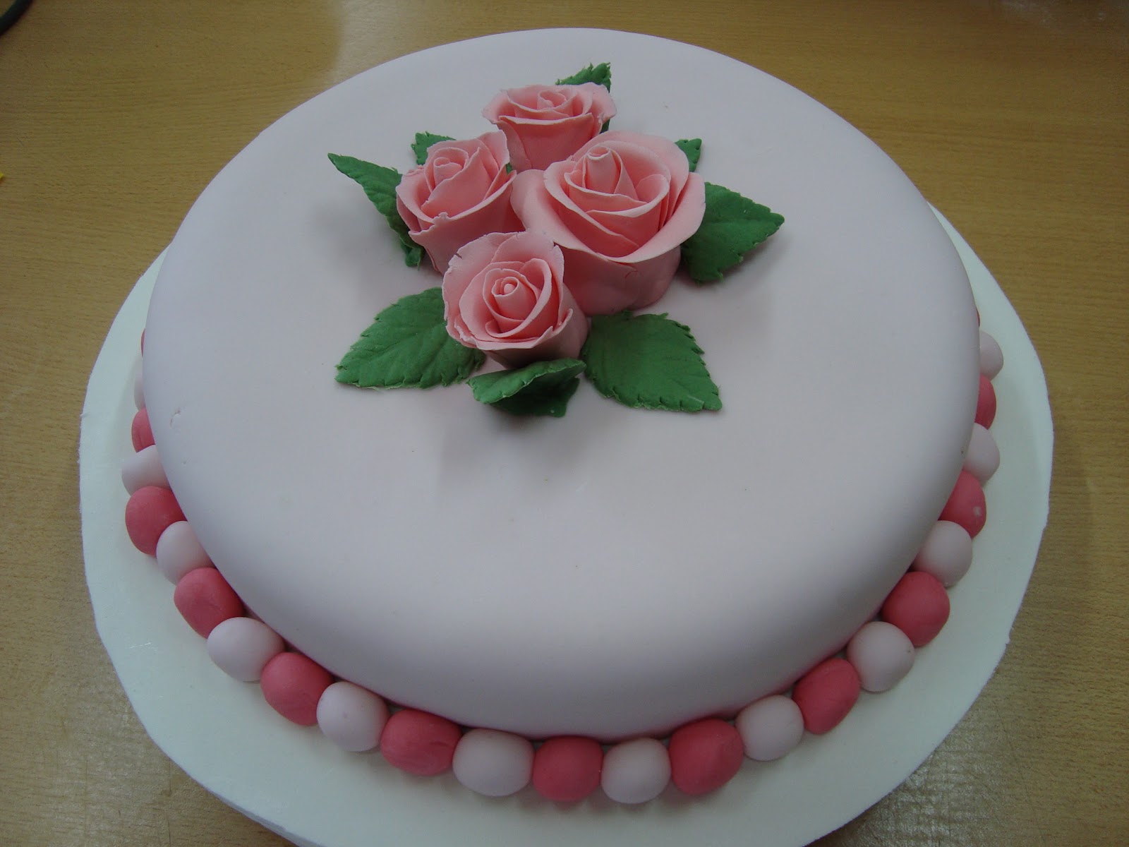 Sweet Cakes: Torta decorada con rosas realizadas a mano (comestibles)