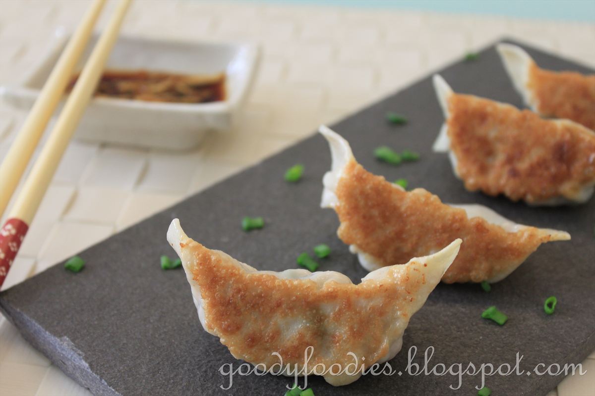 GoodyFoodies: Recipe: Japanese gyoza (potsticker) 餃子