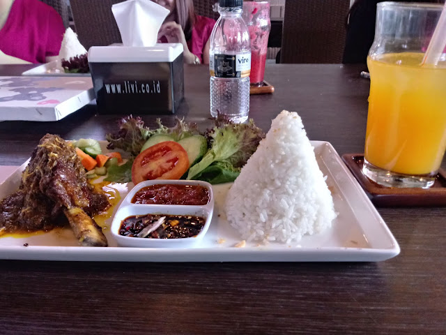 Café Kalpa Tree Bandung: Cafe Tematik Menyejukan - ideaidealy