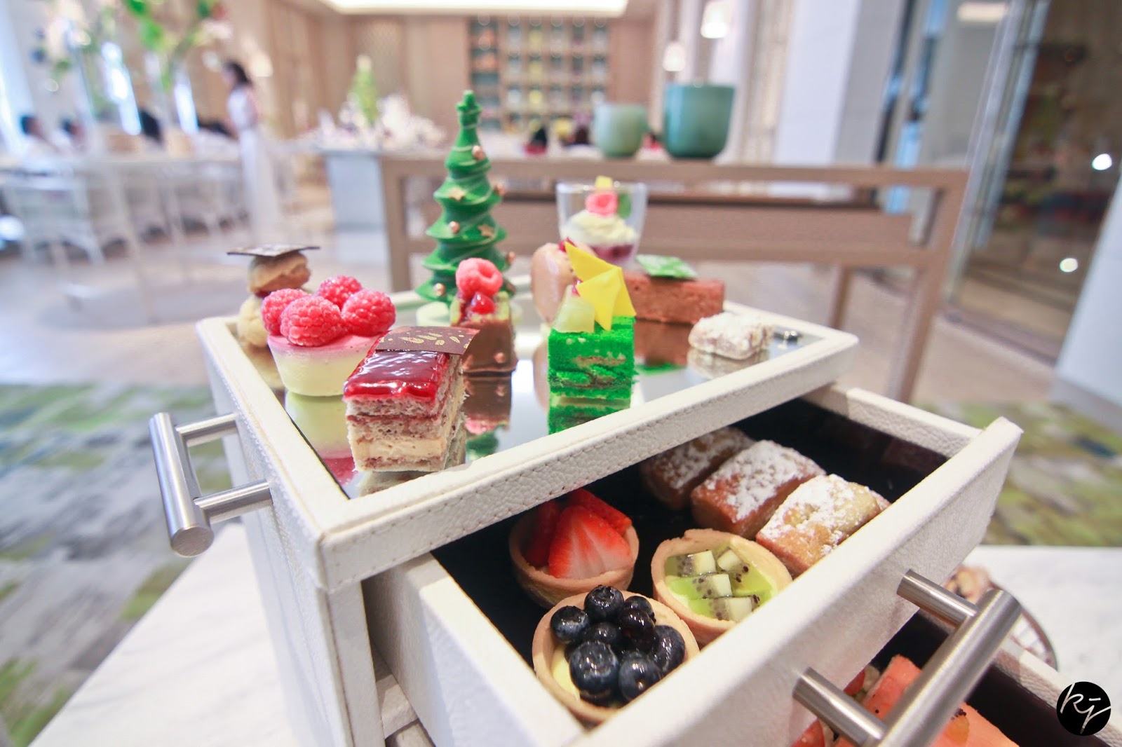 Sasha in Wonderland: Christmas High Tea Set