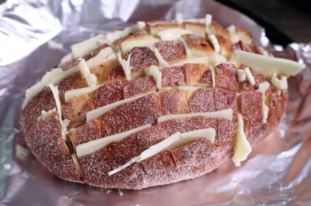 Patate e Cipolle in Veneto: Pane con cipolla e formaggio fuso al forno