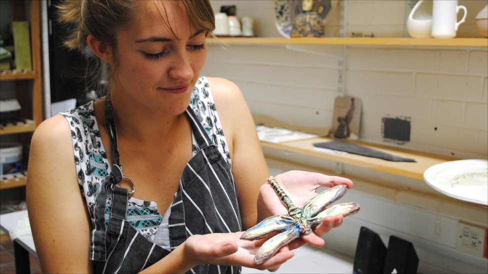 EL ANIMAL INVISIBLE: Anna Collette Hunt agita el enjambre. Invasión de ...