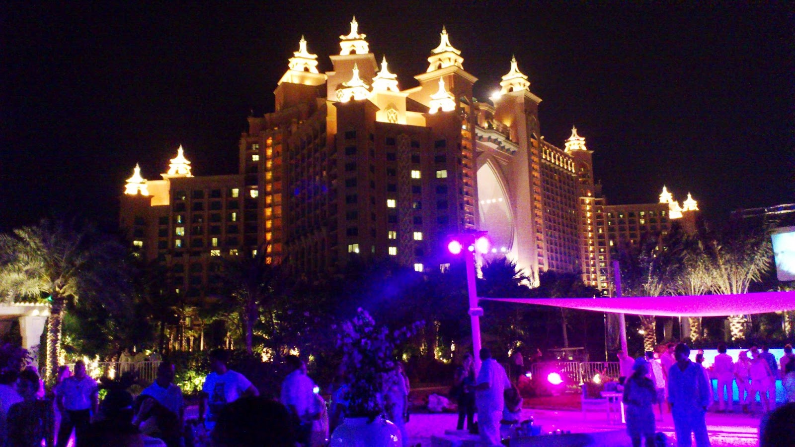 the viewing deck: Atlantis Dubai Nasimi Beach Clubbing