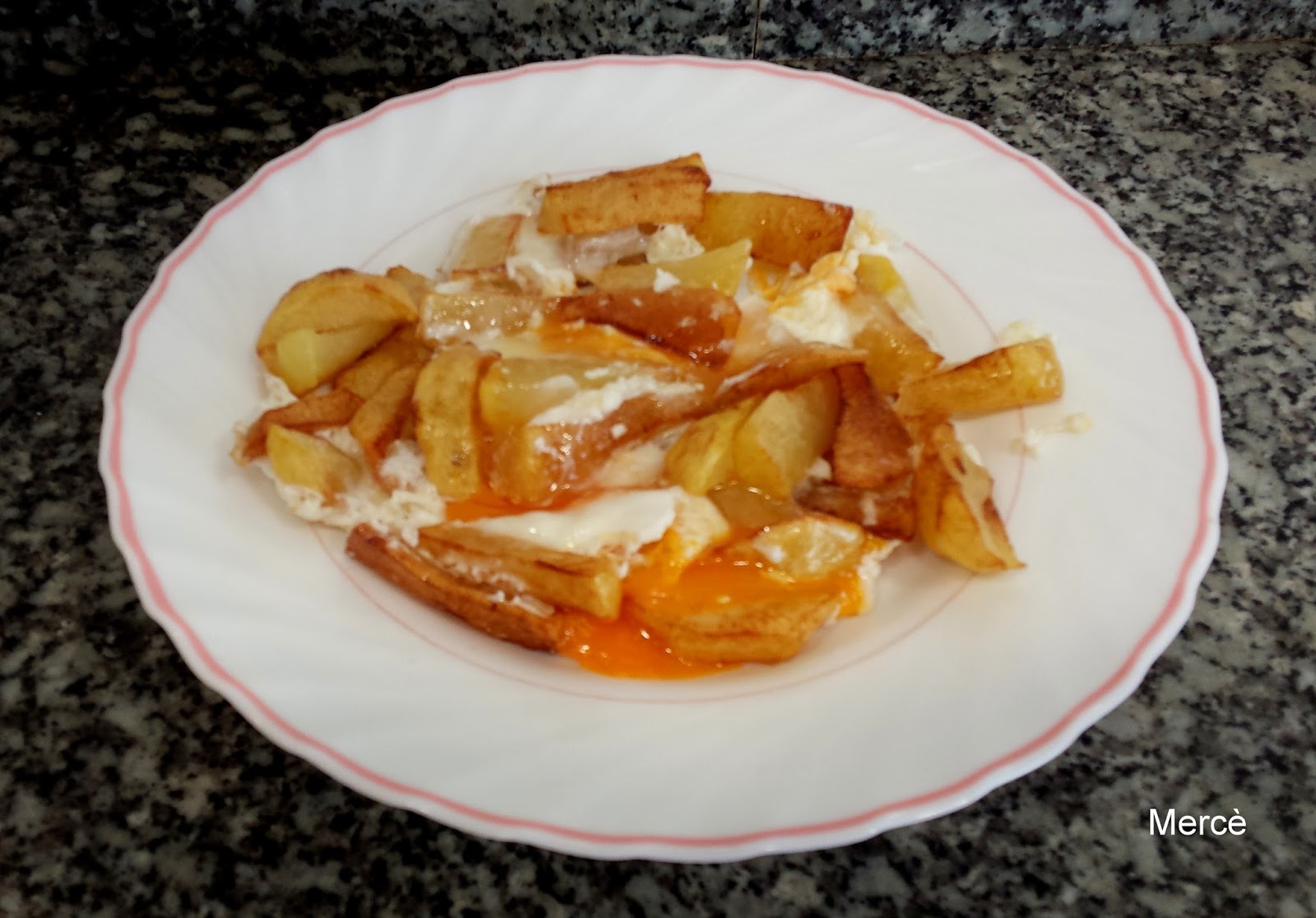 CUINA: Patatas fritas con huevos estrellados