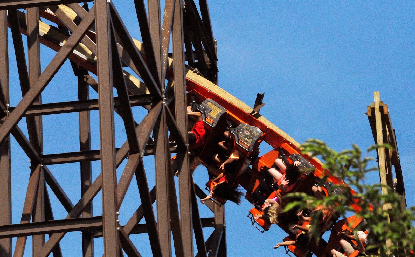 NewsPlusNotes: Scott And Carol Present - Goliath at Six Flags Great America