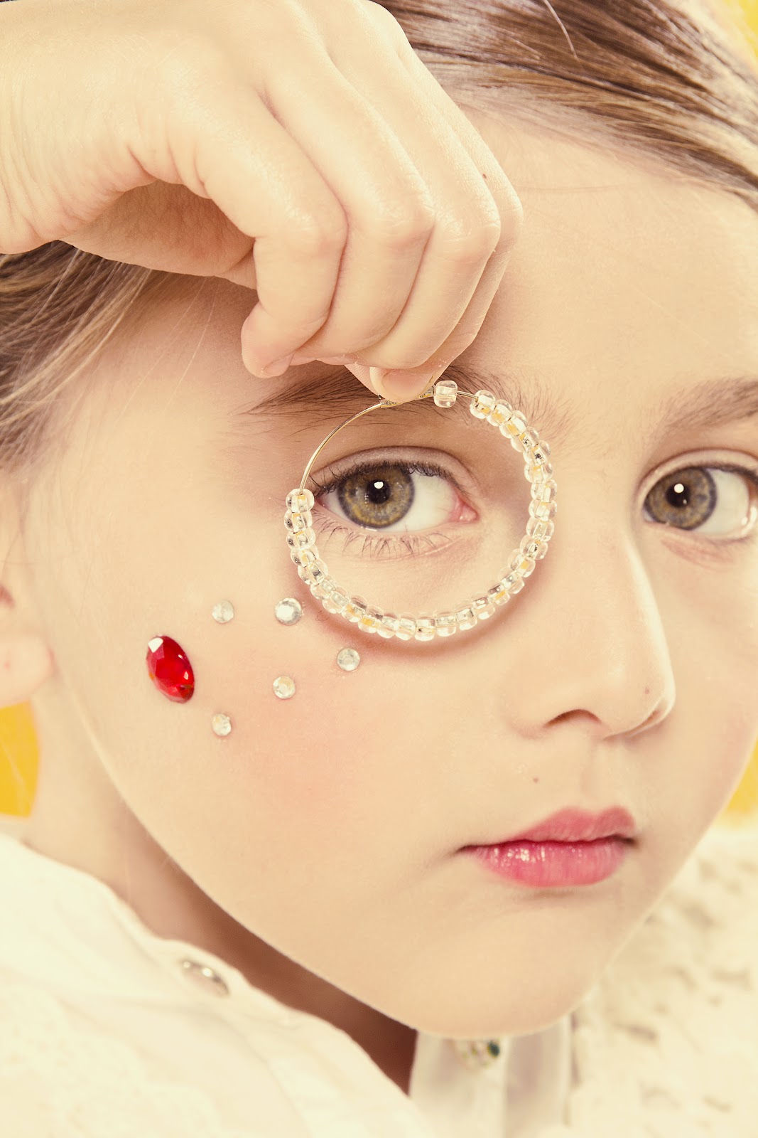 Marcela Villanueva. Estilismo de Moda Infantil: Prisma, para Maeve Magazine