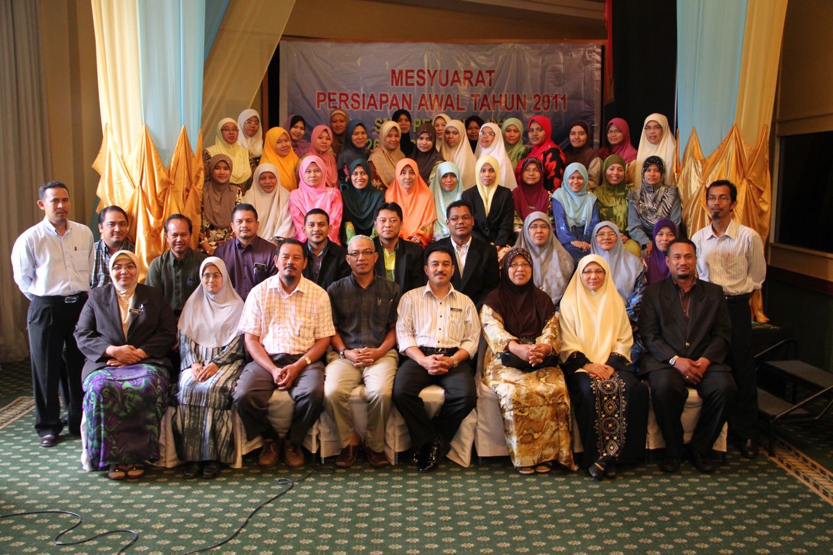 PN. NORAZAM BINTI ABD RAZAK: GAMBAR KENANGAN BERSAMA SMK PERAMU JAYA