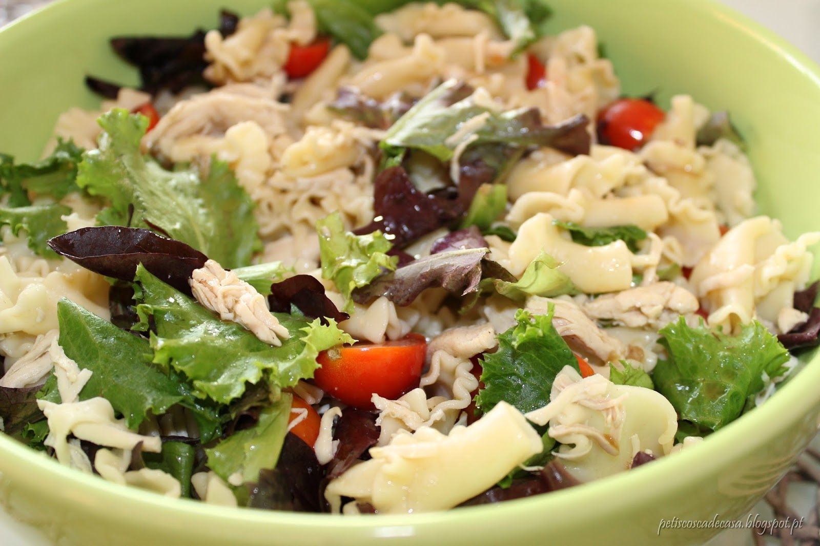 Petiscos cá de casa: Salada fria de massa com frango