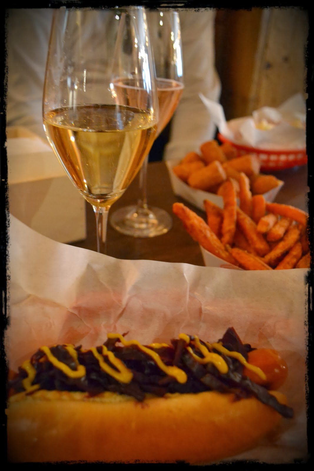 Hot-Dogs & Champagne ? | Les Bons Viveurs (L.B.V.)