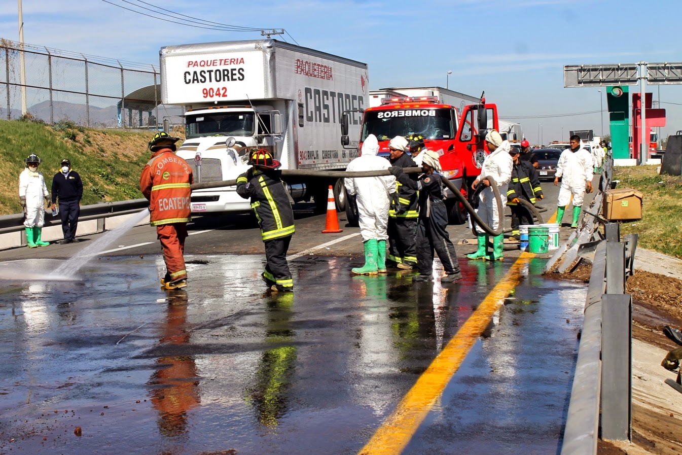 Derrame de líquido en Circuito Exterior Mexiquense - Cronista