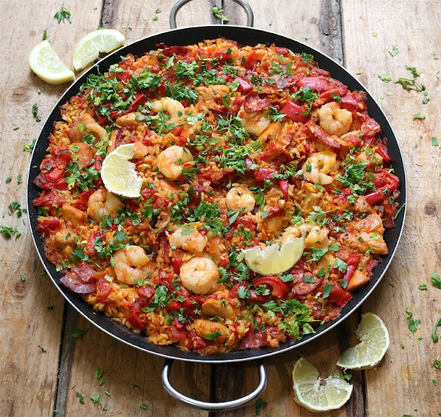 Pansy 's recipes - Retetele Panselutei: Paella cu pui, chorizo si creveti