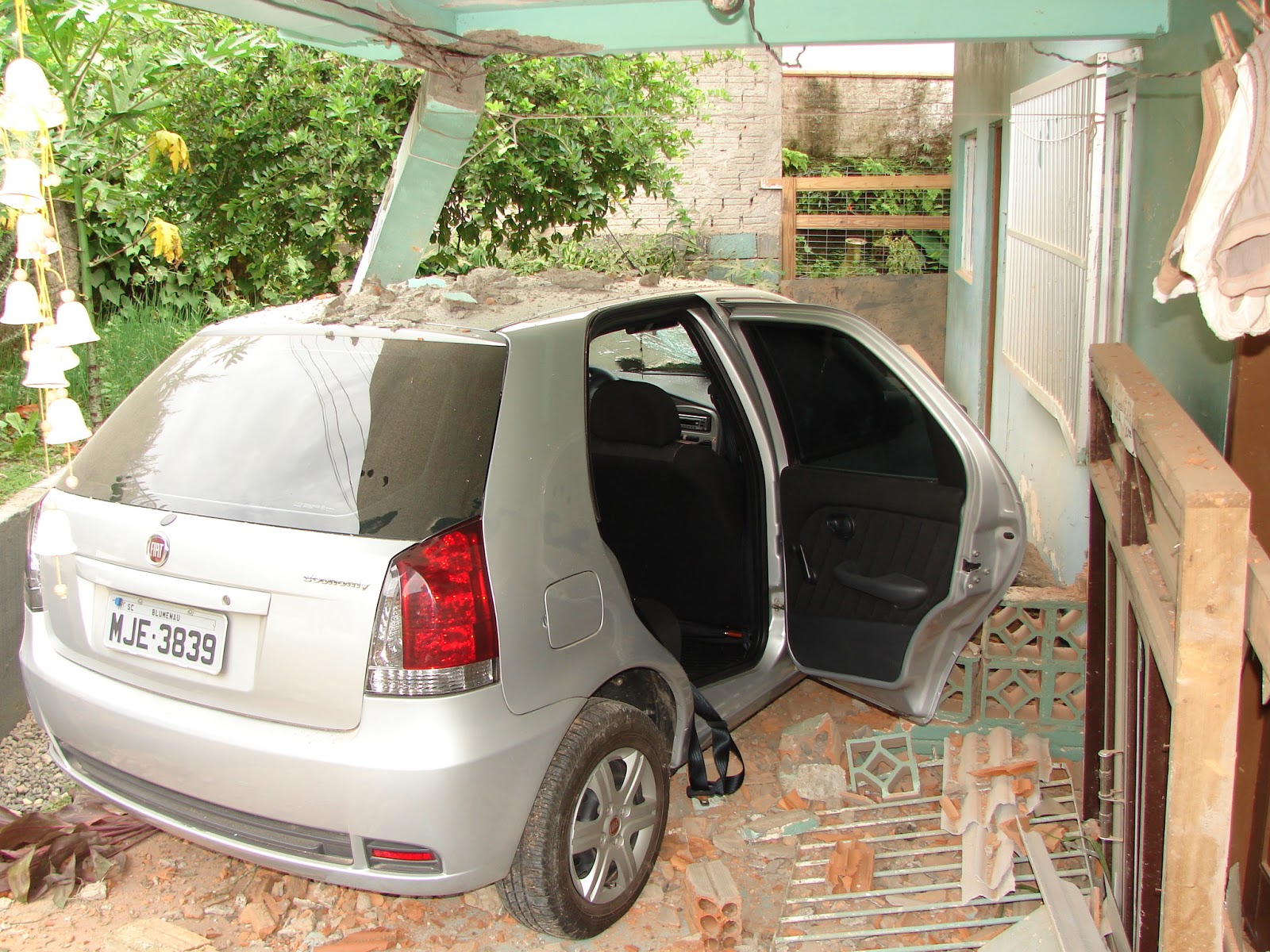 Blog do Jaime - BLOG FOTOS E NOTÍCIAS DE BLUMENAU: SUSTO: Carro sem ...