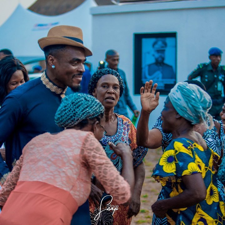 Emmanuel Emenike decided to honour great personalities, legends he ...